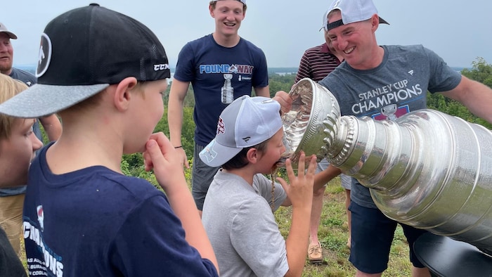 La coupe Stanley en visite à Petawawa avec Shawn Allard | Radio-Canada