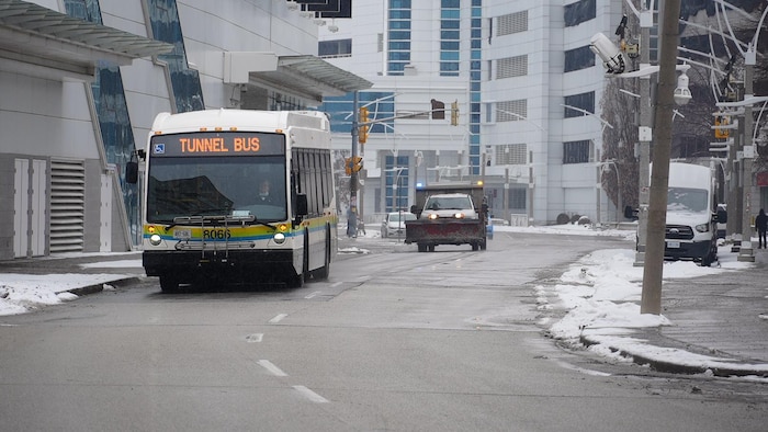 Transit Windsor Le Bus Transfrontalier Maintenu Les Extras Scolaires