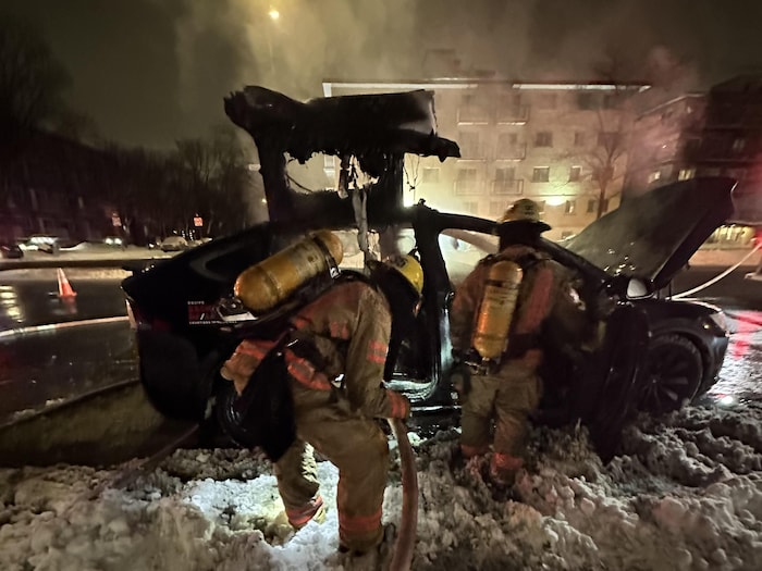 Sa Tesla de 170 000 $ part en fumée en quelques minutes | Radio-Canada