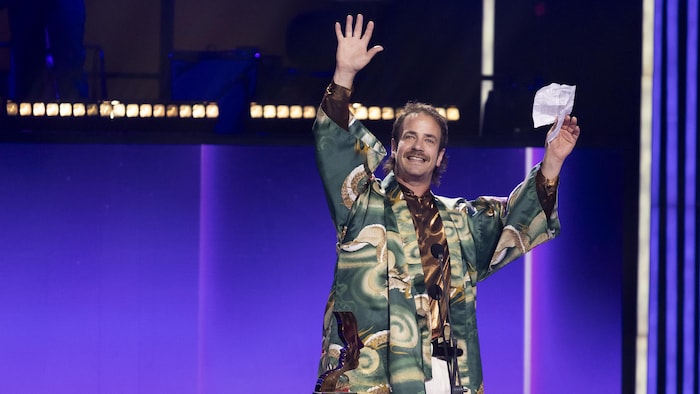 L’artiste acadien Robin-Joël Cool remporte un prix Gémeaux | Radio-Canada