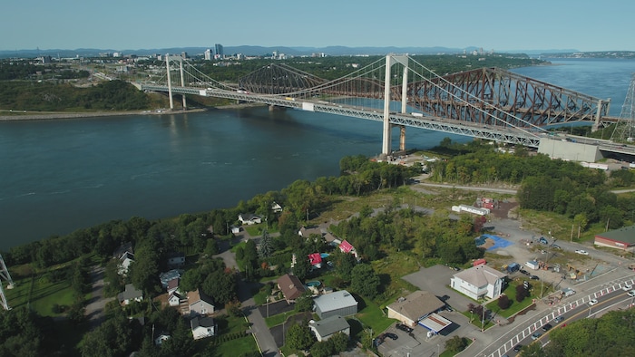 Freinés par le moratoire, des promoteurs poursuivent la Ville de Lévis ...