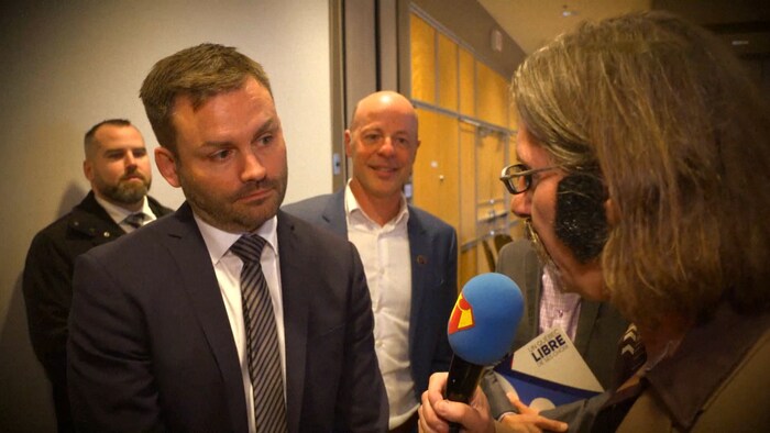 Infoman : 25 ans à rire des travers de la société, avec bienveillance | Radio-Canada