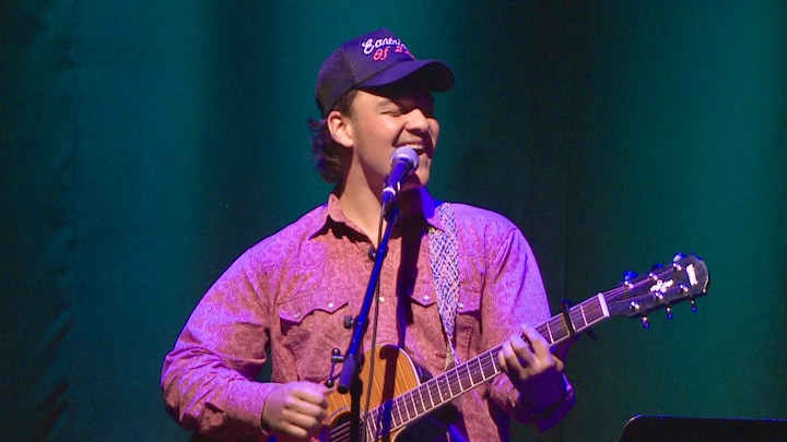 Aiden Edwards tente sa chance en français | OHdio | Radio-Canada