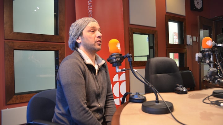 J’attends l’autobus, un nouveau livre pour Alexandre Castonguay | OHdio | Radio-Canada