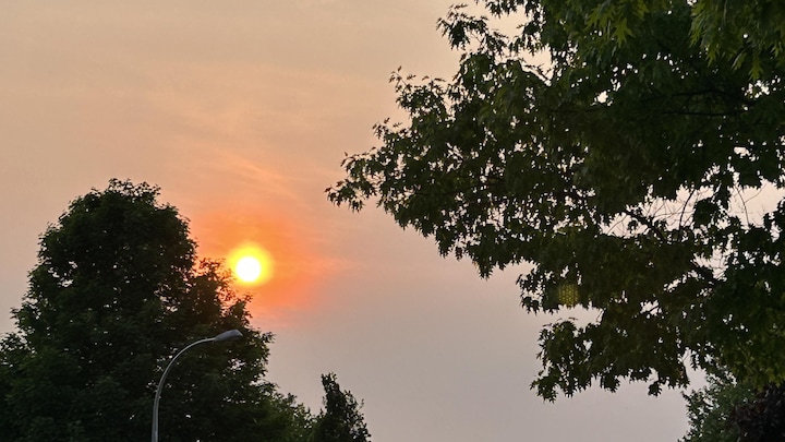 La fumée des feux de forêt, déjà en Estrie? | OHdio | Radio-Canada