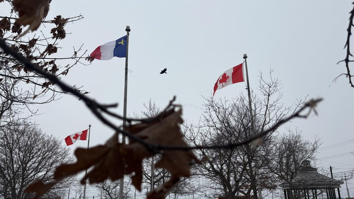 Un drapeau acadien flotte au parc Joseph-A.-Ghiz à Charlottetown ...