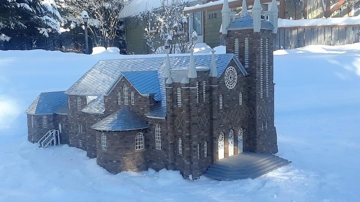 La passion pour la reproduction de bâtiments miniatures de Marcel ...