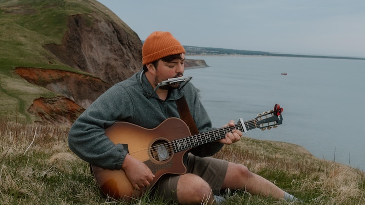 Le nouvel album d’Émile Bilodeau enregistré aux Îles | OHdio | Radio-Canada