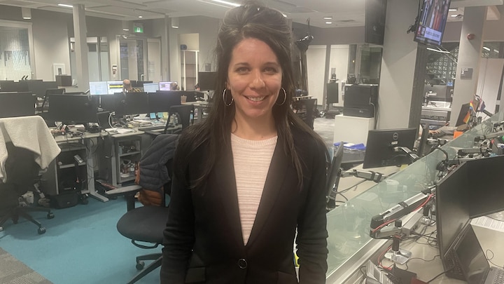 Isabelle Côté dans les bureaux de Radio-Canada Sudbury.