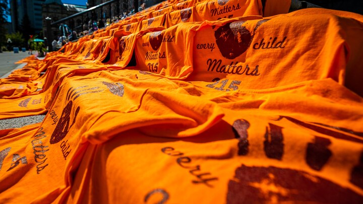 Porter de l'orange pour la Journée nationale de la vérité et de la ...