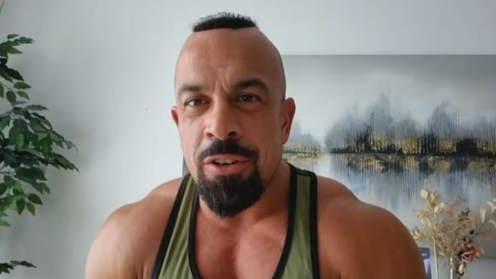 Le lutteur acadien Marko Estrada au Cirque du Soleil | OHdio | Radio-Canada