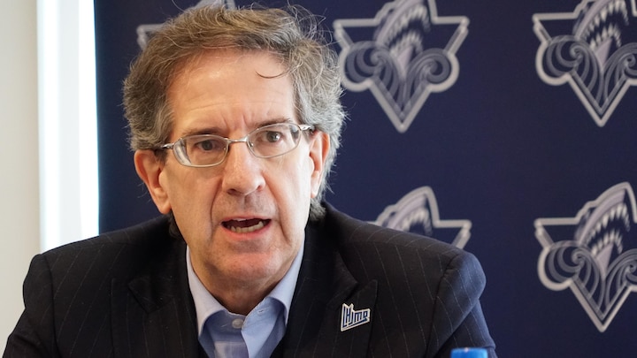 Visite de Mario Cecchini, commissaire de la Ligue de hockey junior ...