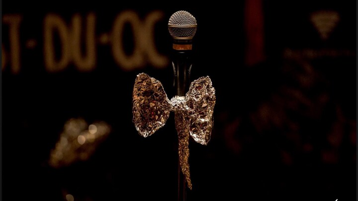 Un micro décoré d'une sculpture en papier aluminum