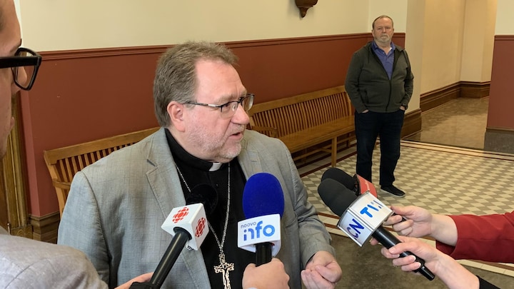 Prière dans les lieux publics : les évêques réagissent