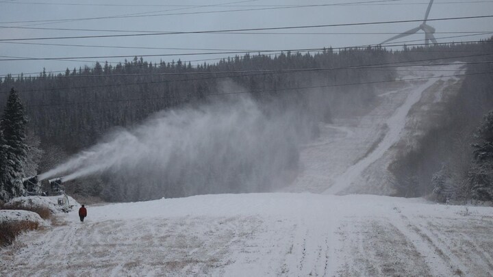 Les canons à neige sont en action au centre de ski Mont Miller de ...
