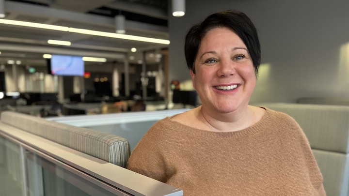 Stéphanie Leclair, tout sourire, dans les studios de Radio-Canada.