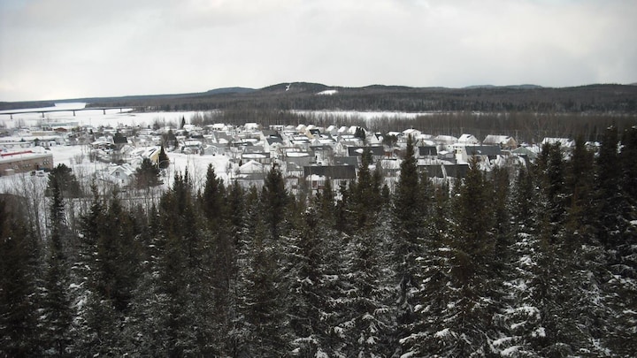La ville de Matagami, dans le Nord-du-Québec, avec une forêt de ...