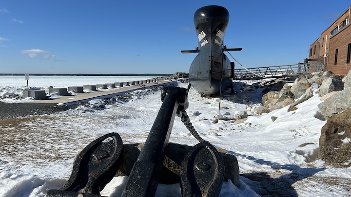 Le sous-marin Onondaga sera soulevé pour mieux le protéger des marées ...