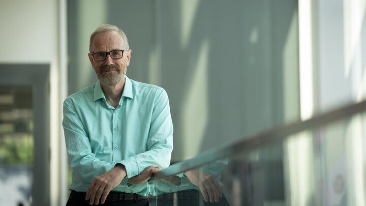 Le linguiste Guy Bertrand prend sa retraite