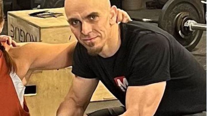 Marc Cormier assis dans une salle d'entraînement physique.