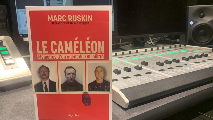 Le livre de Marc Ruskin sur une table de studio de radio.