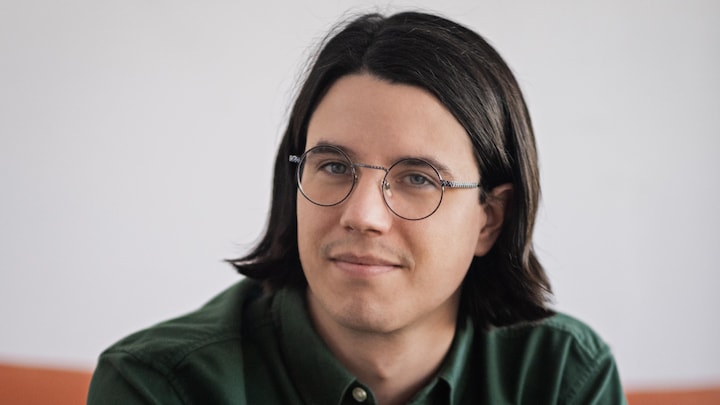 L’humoriste Antoni Rémillard présente chez nous avec son spectacle ...