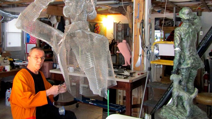 L'artiste gaspésien Claude Rioux travaille sur un monument qui sera ...