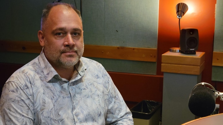 Éric Beaudry, candidat à la mairie de Sept-Îles, en studio à Radio ...