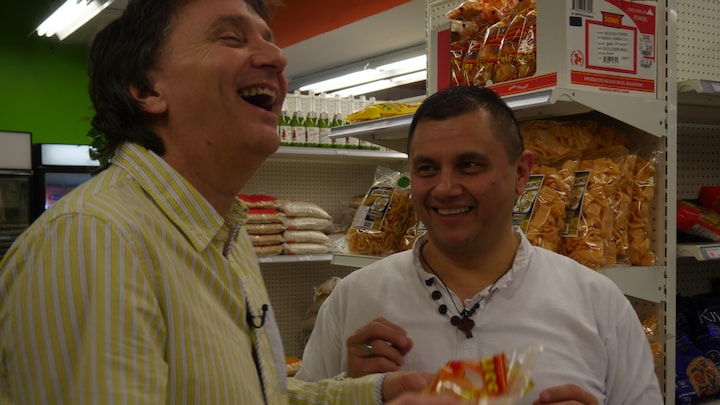 Francis Reddy et Benjamin Hernandez dans une épicerie latino