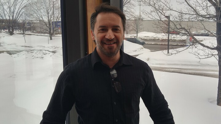 Louis Tremblay présente ses toiles dans une maison modèle | OHdio ...