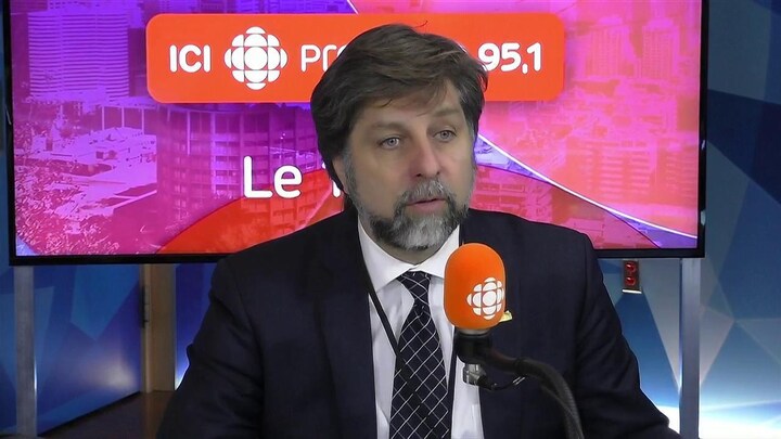 Luc Ferrandez dans un studio radio de Radio-Canada