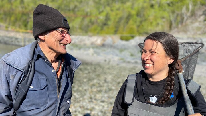Mireille est à la pêche au Capelan dans Charlevoix | OHdio | Radio-Canada