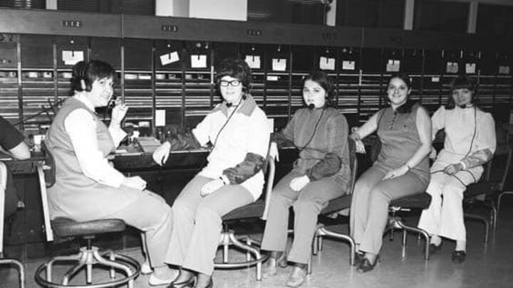 Cinq femmes sont assises devant un panneau rempli d'équipement de ...