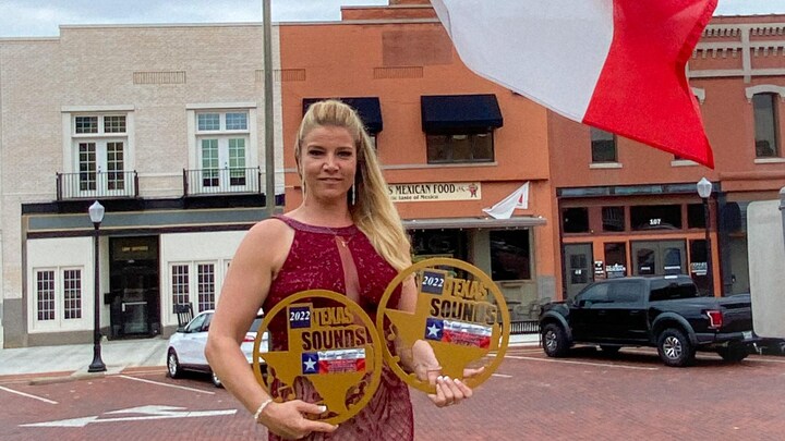 Deux prix pour la chanteuse country Pamela Rooney | OHdio | Radio-Canada