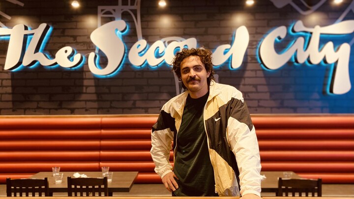 L’humoriste canadien Andy Assaf en spectacle au Second City de Toronto ...