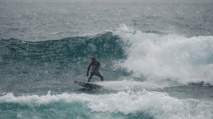 Un groupe de surf hivernal brave les eaux du lac Supérieur | OHdio ...