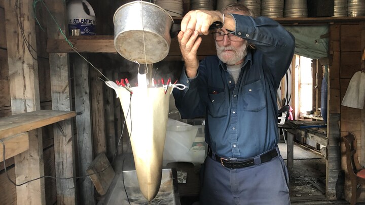 Le bûcheron Wayne Comeau fait du sirop d'érable | OHdio | Radio-Canada