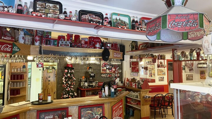 Le Resto Chez Mo Nik Une Institution Gourmande Aux Airs De Musée Ohdio Radio Canada