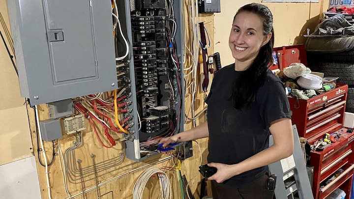 L’électricienne Natalie Robichaud trace le chemin pour la jeune ...