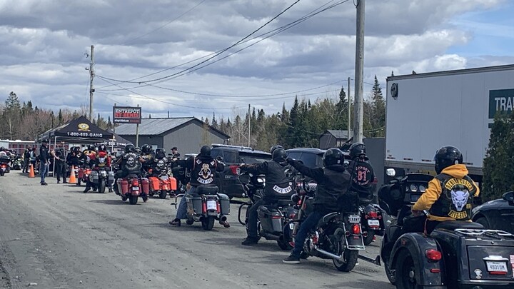 Démonstration de force des Hells Angels en Estrie | OHdio | Radio-Canada