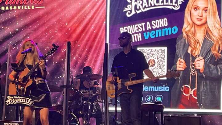 Francelle marche sur les traces des vedettes country à Nashville ...
