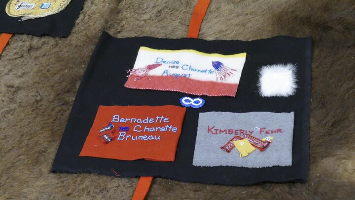 Des œuvres en textile pour rendre hommage à la famille | OHdio | Radio ...