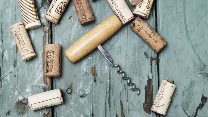 Le rôle si simple, mais essentiel du bouchon de vin | OHdio | Radio-Canada