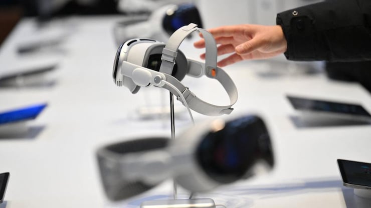 Le casque de réalité mixte d’Apple, Vision Pro, fait son entrée au Canada | Radio-Canada.ca