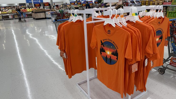 La large commercialisation du chandail orange fait débat | Pensionnats ...