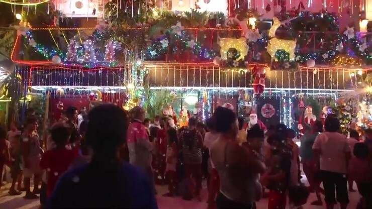 Kalye sa Pilipinas naging Christmas wonderland na may Santa at snow ...