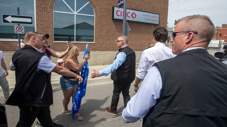 Trudeau tinigil ang motorcade sa Belleville, Ont., matapos sugurin ng ...