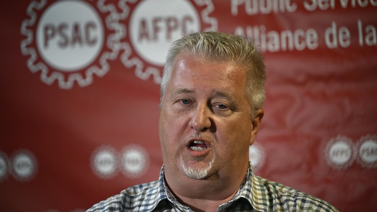 Taxpayers are spending hours on hold with the CRA — despite repeated ...