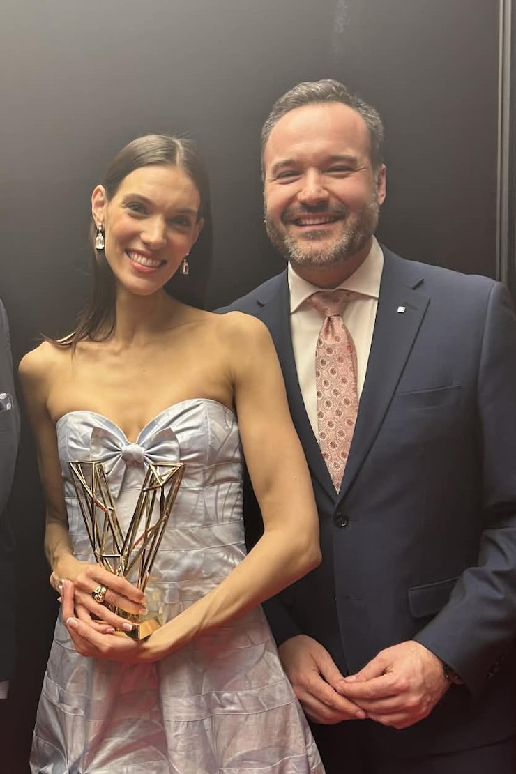 Charlotte Cardin sacrée artiste féminine de l’année en France | Radio ...