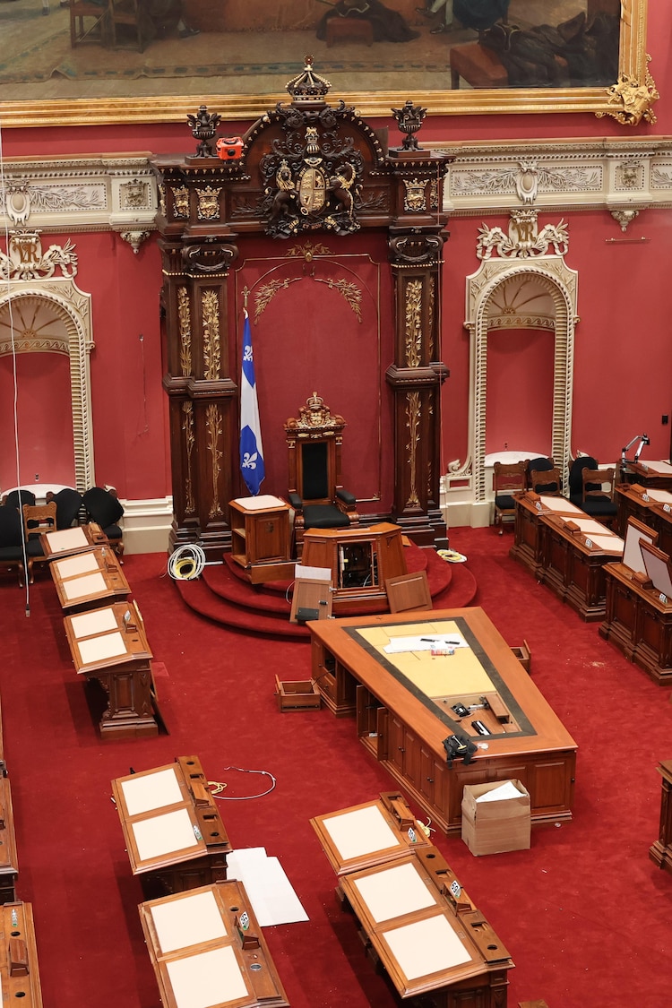 Du bleu au rouge : l’Assemblée nationale change de salon | Radio-Canada